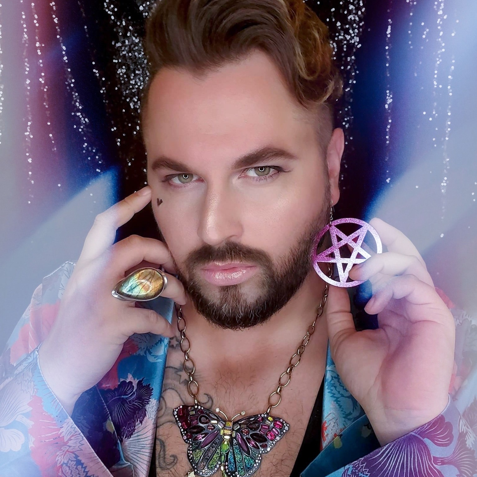 ABOUT MICHAEL – THE GLAM WITCH